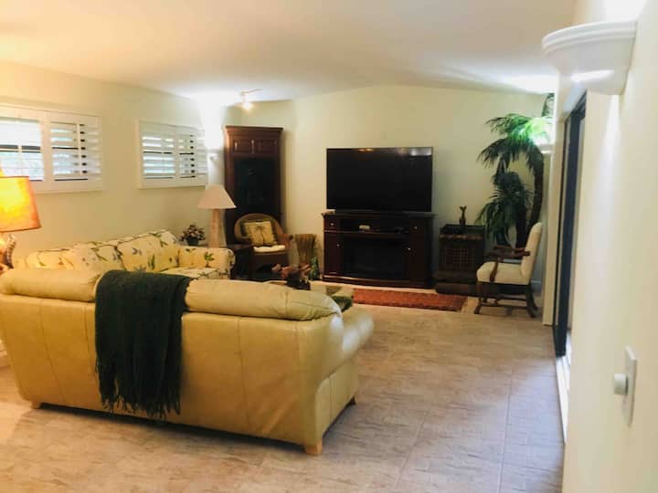 3/2 Home W/ Pool 5 Min Walk To Coconuts And Beach - Cocoa Beach, FL