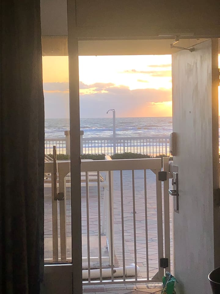 Mermaid Lair - Oceanfront Private Patio, Kitchen - Daytona Beach, FL