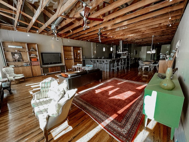 Downtown Loft Apartment With Excellent Views, Furnishings And Location On Square - Oklahoma