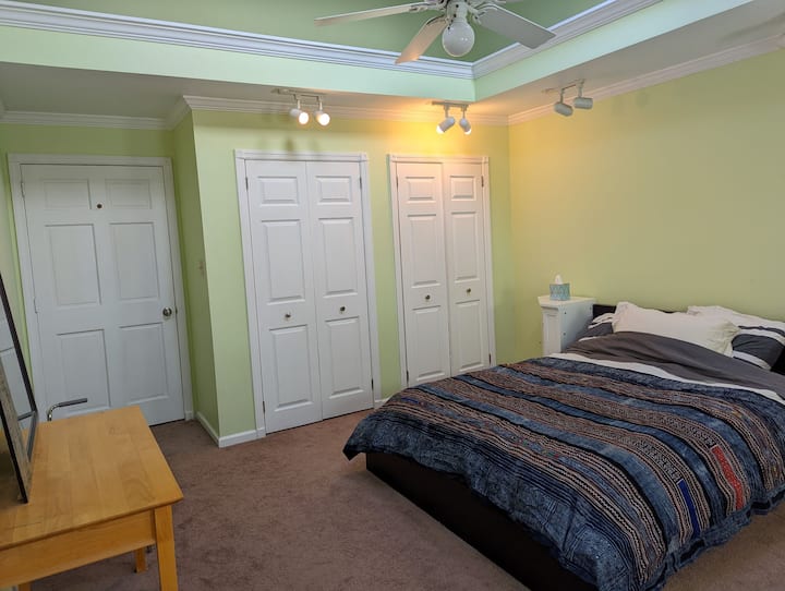 Sunny 2-bedroom Home With Off-street Parking - Pittsburgh, PA