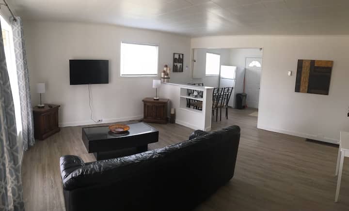 Entire House 2 Beds Very Clean & Comfortable - Windsor