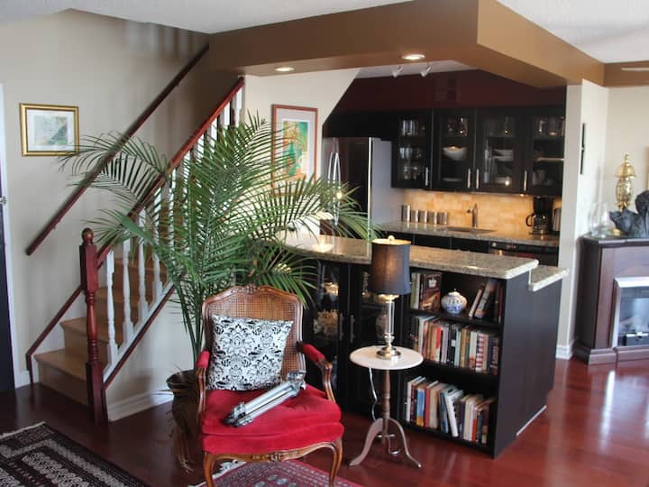 Designer 2 Bedroom Condo In The Heart Of Dundas -