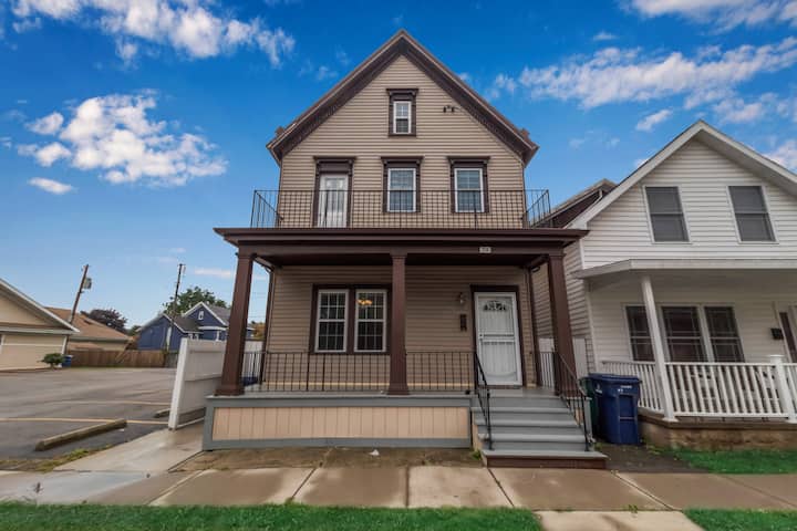 City-view Quarters 3br 2b Buffalo Ny (Sleeps 8) - Buffalo, NY