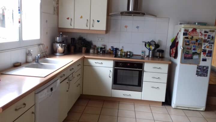Chambre Dans Une Grande Maison Avec Extérieur - Anse
