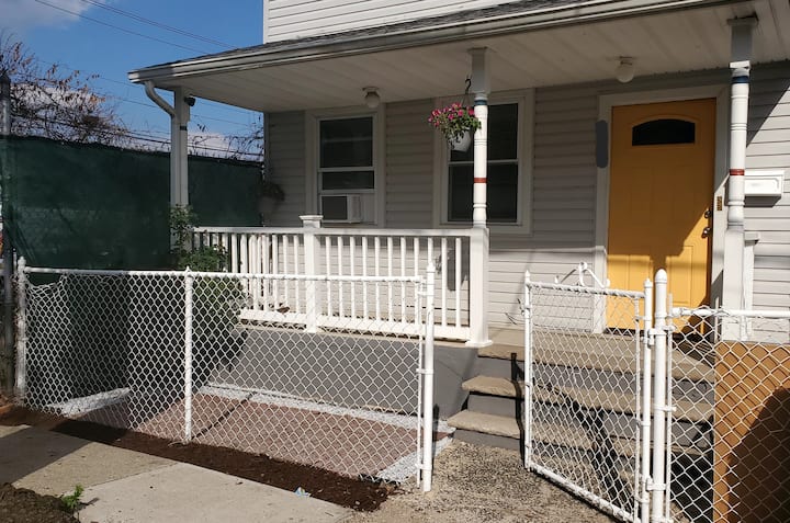 Cute Comfortable Spacious Apartment. - Newark, NJ