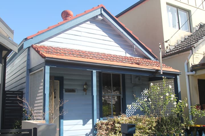 Arty Cottage - Burwood