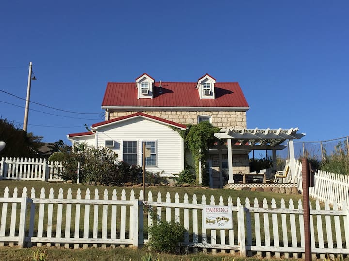 The Deflorin Stone Cottage Inn, So Many Amenities! - Hermann, MO