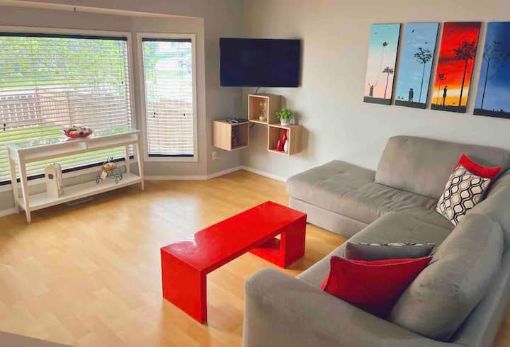 Cozy Home Away From Home - Quiet & Pet Friendly! - Calgary