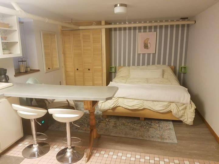 Retro Hideout In The Heart Of Uptown - Minneapolis, MN