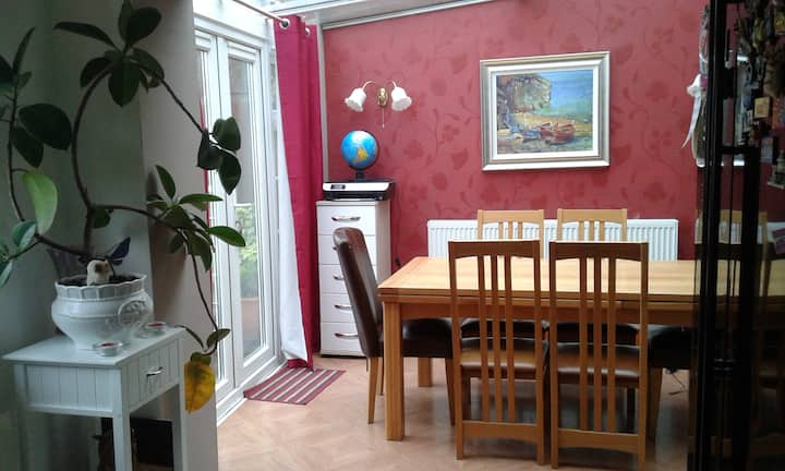 Triple Room In Friendly House - Cardiff