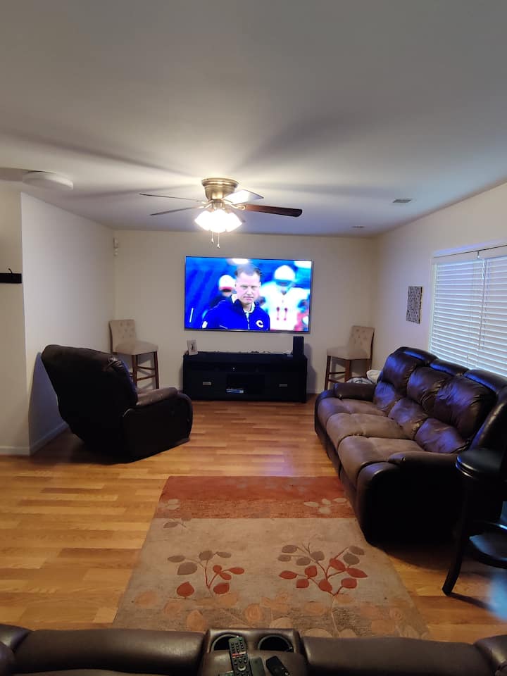 Beautiful Home In Quiet Area With Plenty Of Space - Joliet, IL