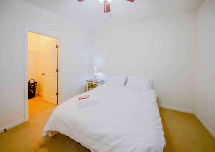 A6 Seattle Room - Hidden Gem W/ Queen Bed & Closet - Merced, CA