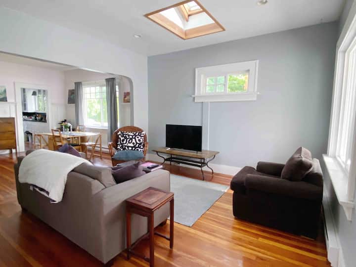 Real Bright Home With High Ceiling, In Great Area. - Vancouver