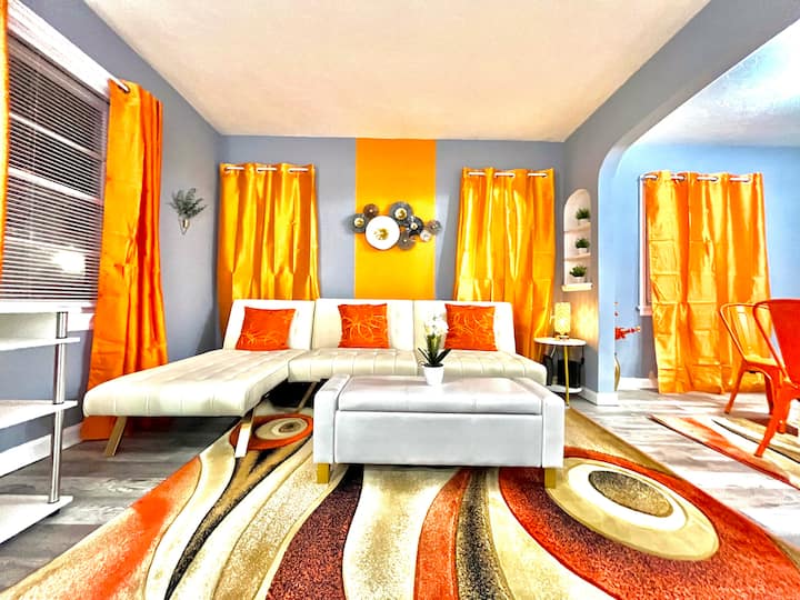 Orange Escape | 2br • Near Airport • Self Check-in - Cleveland, OH