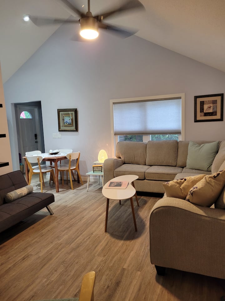 2br Cottage W/ Hot Tub Near Beach & Hockey School - Sylvan Lake, AB