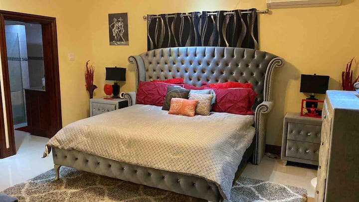 Spacious 4 Bedroom Town House With Pool - Kingston