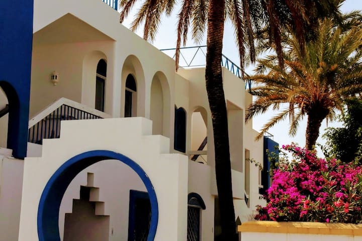 Casa Adosada,situada En La Segunda Planta. - Roquetas de Mar