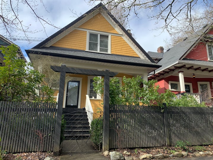 Cozy And Tasteful Private Ground Level Suite - Vancouver