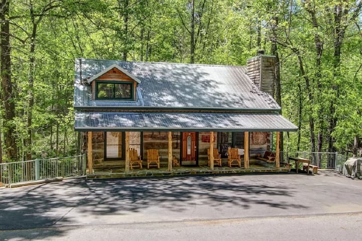 Bear Sanctuary - Authentic Log Cabin - Gatlinburg, TN