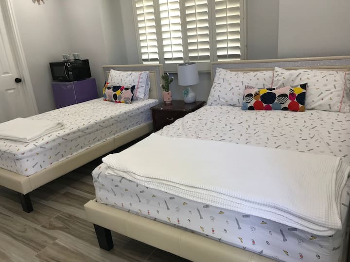 Master Bedroom W Private Entrance Near Bella Terra - Stanton, CA