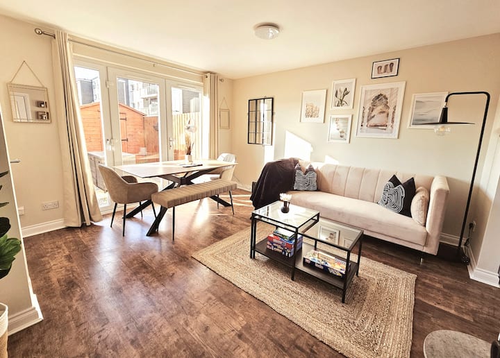 Modern 5 Bedroom Townhouse With Free Parking - 글래스고