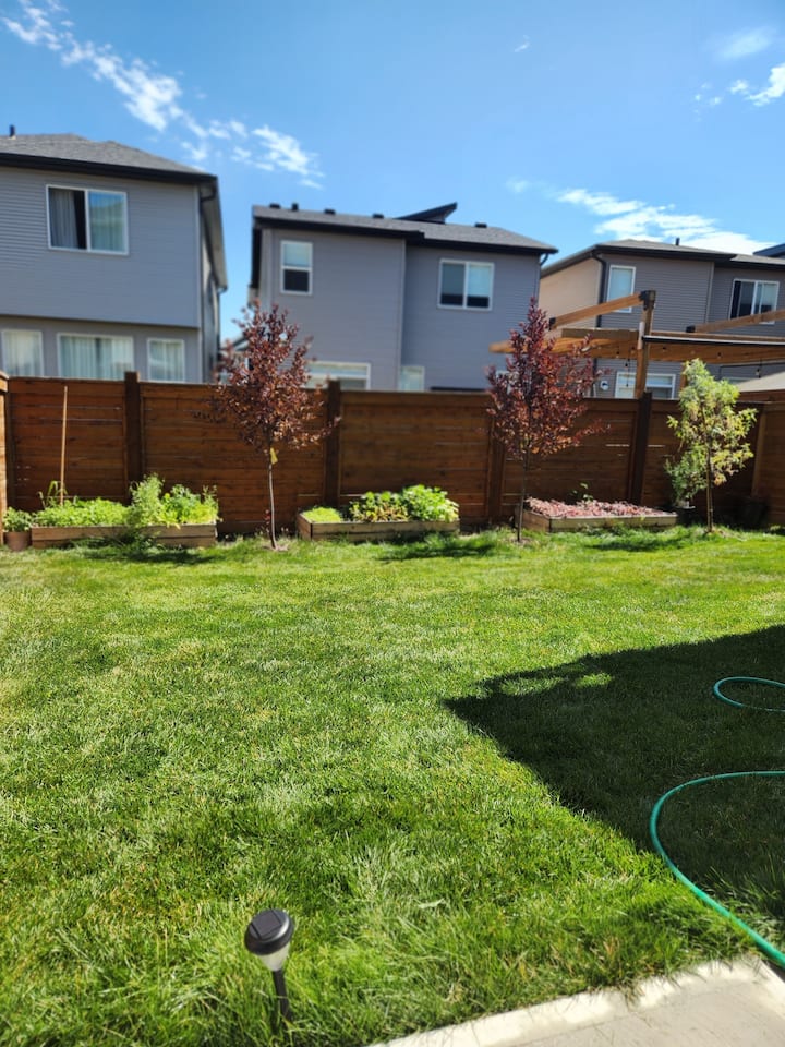 Cozy Legal Walkout Home In Northwest Calgary - Calgary