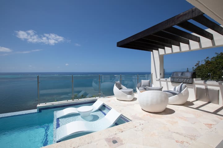 Oceanfront Villa W/ Infinity Pool + Reef Views - Honduras