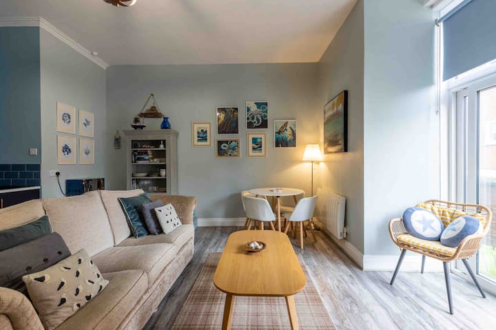Beach Snug *Beachfront With Garden & Parking* - Lytham St Annes