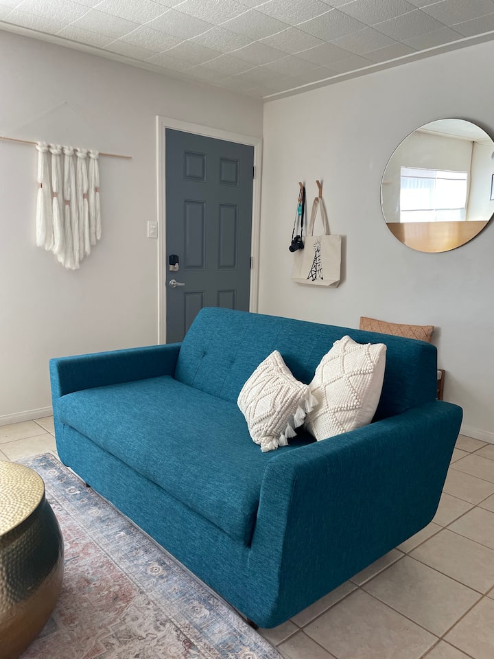 Poppy In The Palms: A Cheerful & Restored Bungalow - Joshua Tree National Park