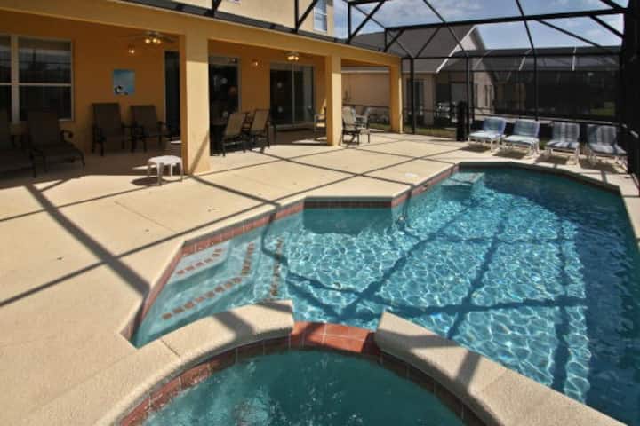 Beautiful Pool Home 9 Beds Sleeps 14 Near Disney. - Kissimmee, FL
