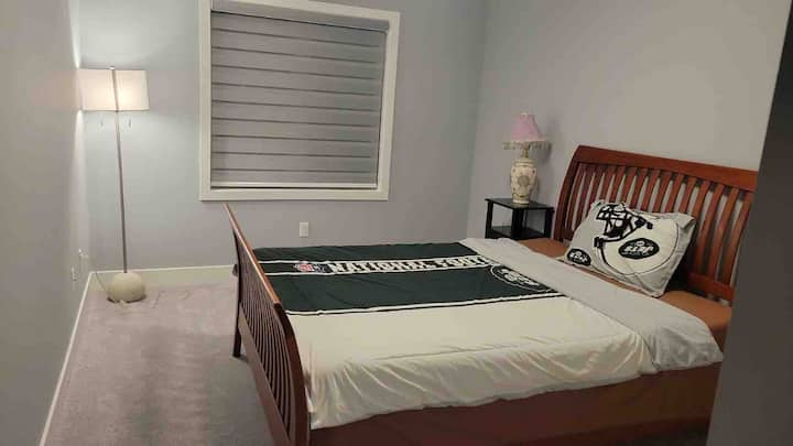 1 Private Bedroom B With Shared Bathroom, Parking - London, Ontario