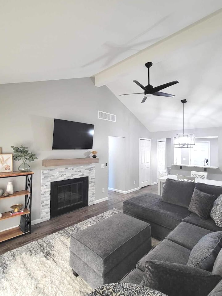 Updated Townhouse - 10 Min To Downtown - Champaign, IL