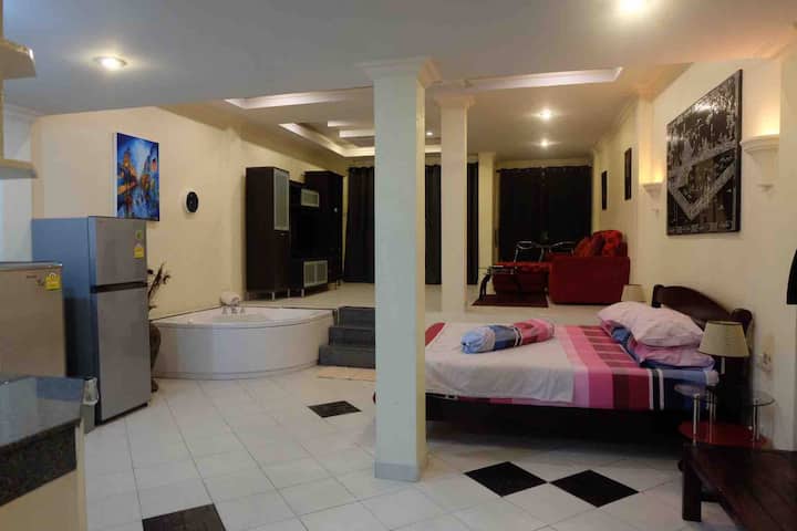 Large Room With Jacuzzi 302 - Pattaya