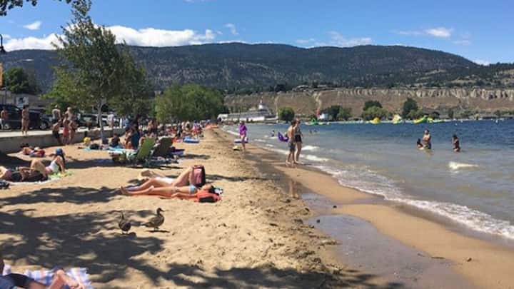 Brand New 2000 Sq Ft  Beachouse 1 Block From Beach - Penticton