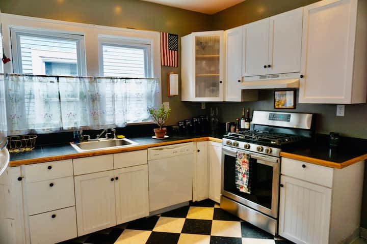 Private 3 Bedroom Apartment With Porch - The Buffalo Zoo