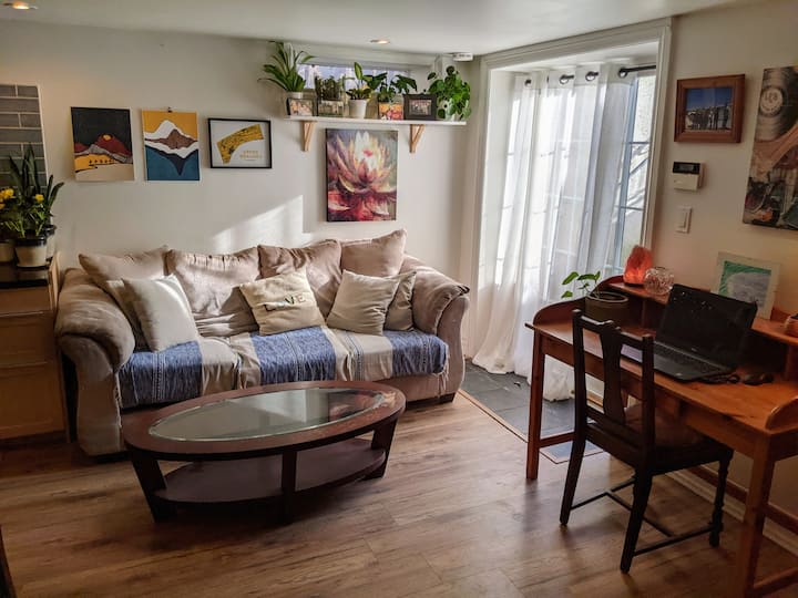Spacious Upper-beaches One Bedroom Unit W/ Parking - Toronto, ON