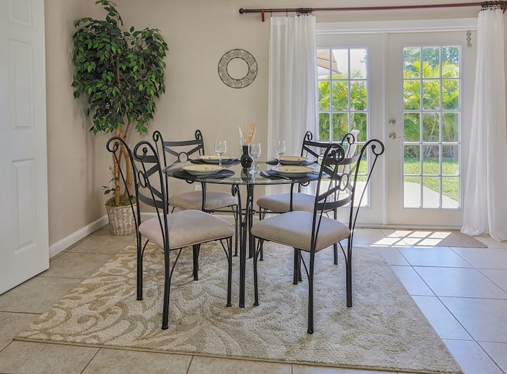 Breezy Villa - Fenced Yard - Minutes To Beach - Venice Beach, FL