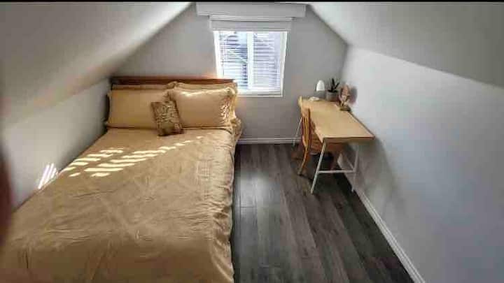 Cozy Room #2 In Shared Renovated Comfortable Home - Vancouver