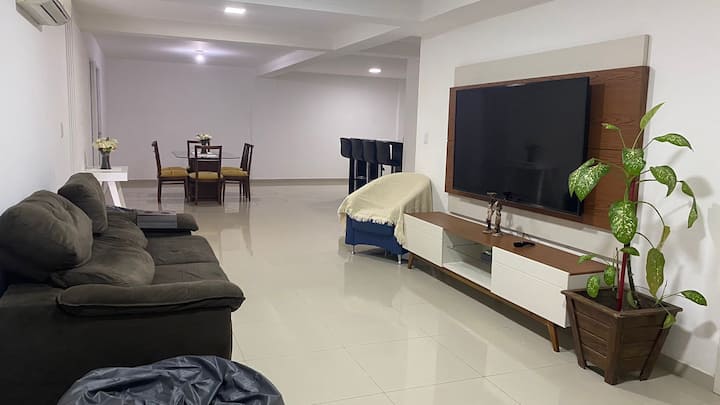 Apartamento Amplo Aconchegante E Bem Localizado - Florianópolis
