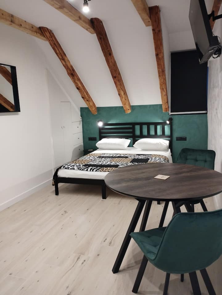 Charming *Room Marijući* With A Tiny Kitchen - Split