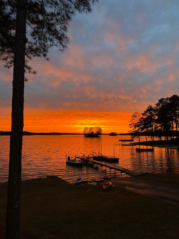 Lake Wateree Sunsets: 6000sf, Dock/ramp & Hot Tub! - Lake Wateree, SC