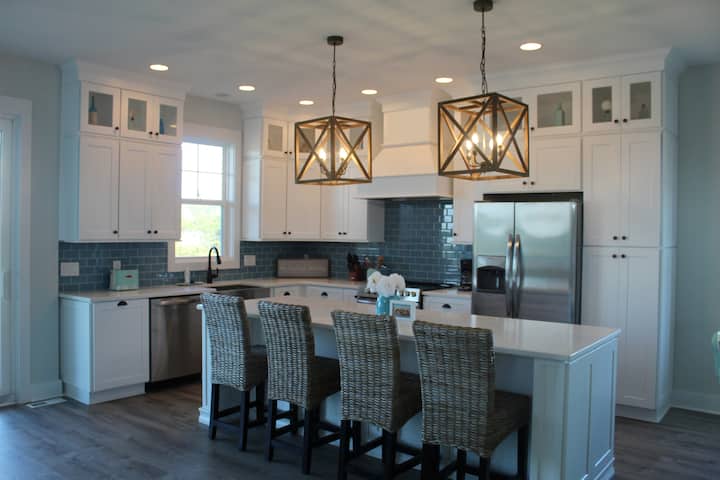 Gorgeous Marsh Views And 2 Blocks From The Beach! - Oak Island, NC