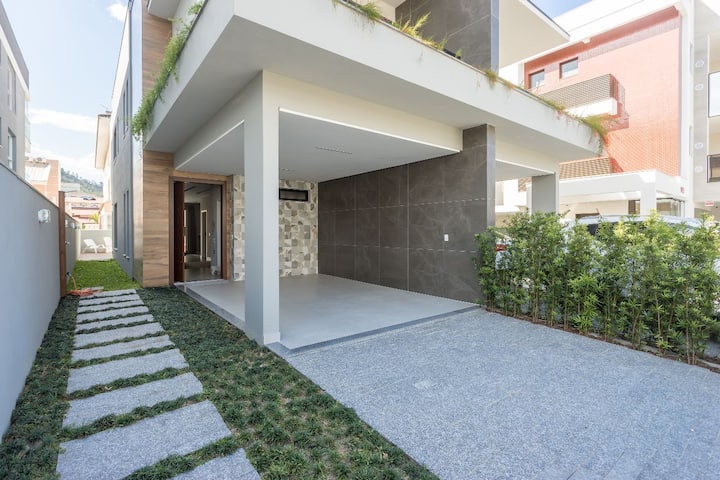 Casa Espetacular Climatizada E Com Piscina - Governador Celso Ramos