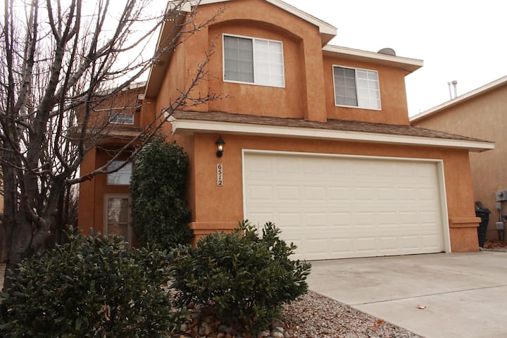 The Tauton House/huge Master Bedroom - Albuquerque, NM