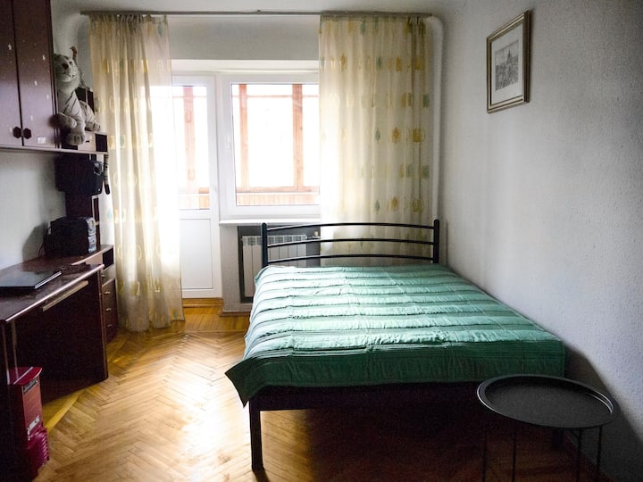 Big Room In The Historical Center Of Kiev - Kiev