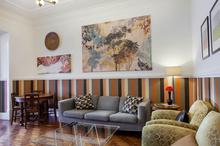 Spatious 4 Bedroom Apartment | 1 Minute To Metro - Lissabon