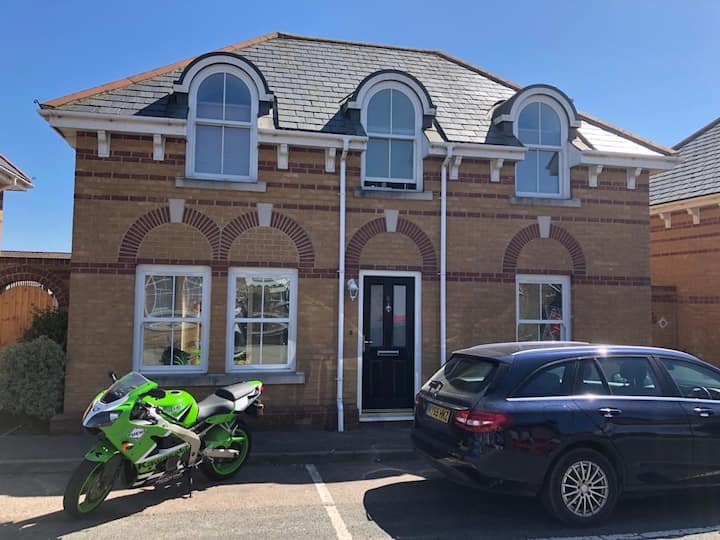 Detached, Dog Friendly, Sleeps 4, Near The Station - Deal