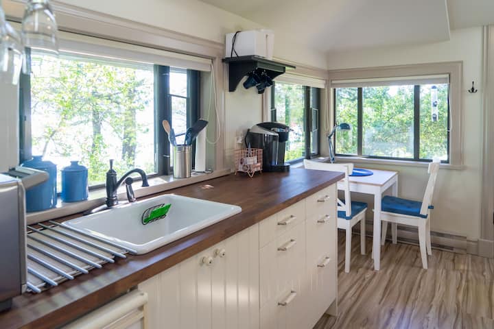 Valhalla Cabins - The Nest Oceanfront Retreat - Galiano Island