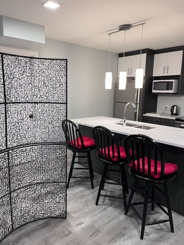 Cozy Room/private Bath Close Lrt/uc/sait - 卡加利