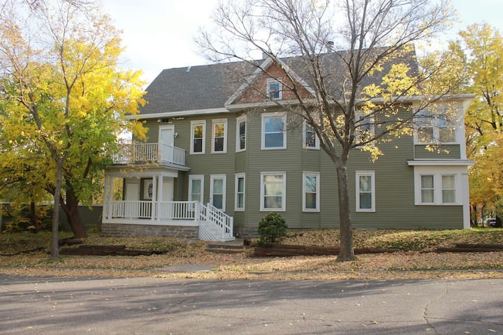 Minneapolis Oasis For Large Groups - Sleeps 10 - Brooklyn Park, MN